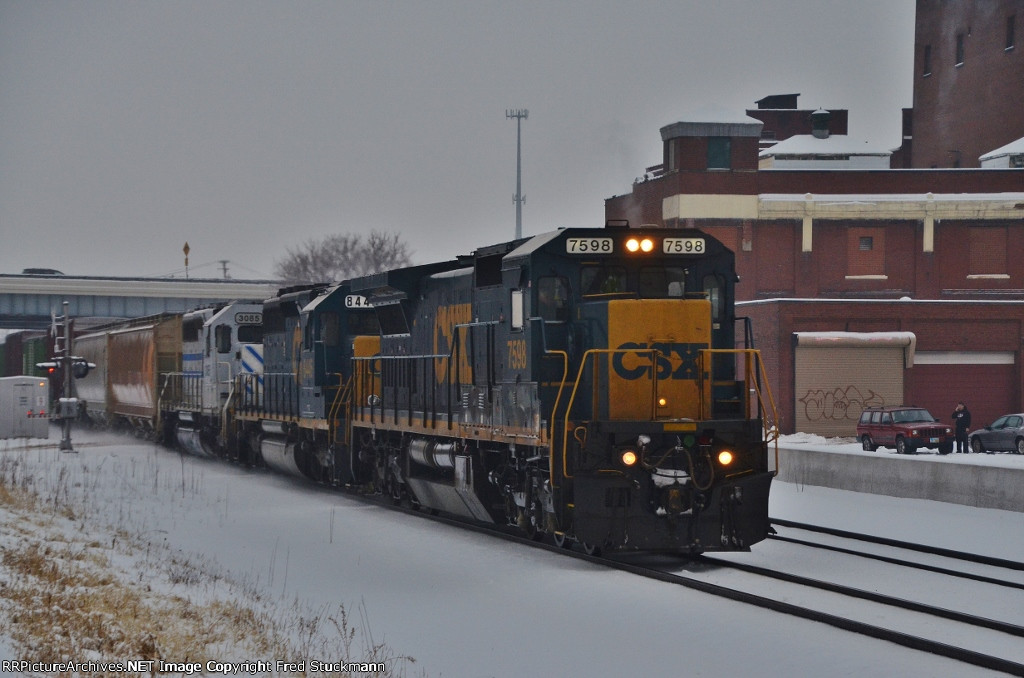 CSX 7598 leads a mixer east at Voris St.